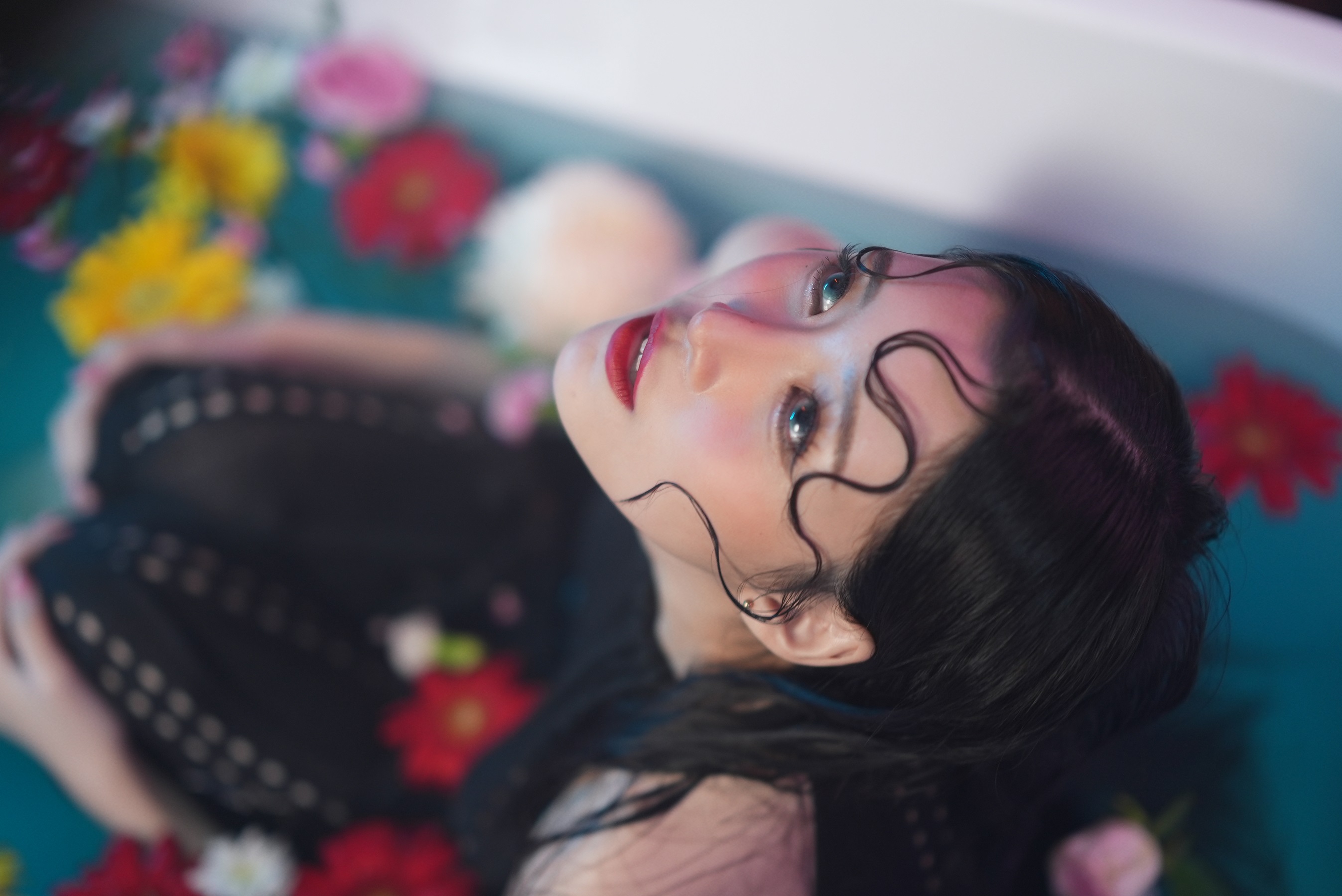 ทุ่มสุดตัว! QQ Ingan ศิลปินหญิงเดี่ยวค่าย M2K ดำน้ำลึกสุดชีวิตใน “NO TIME” เอ็มวีเหนือจินตนาการ ...