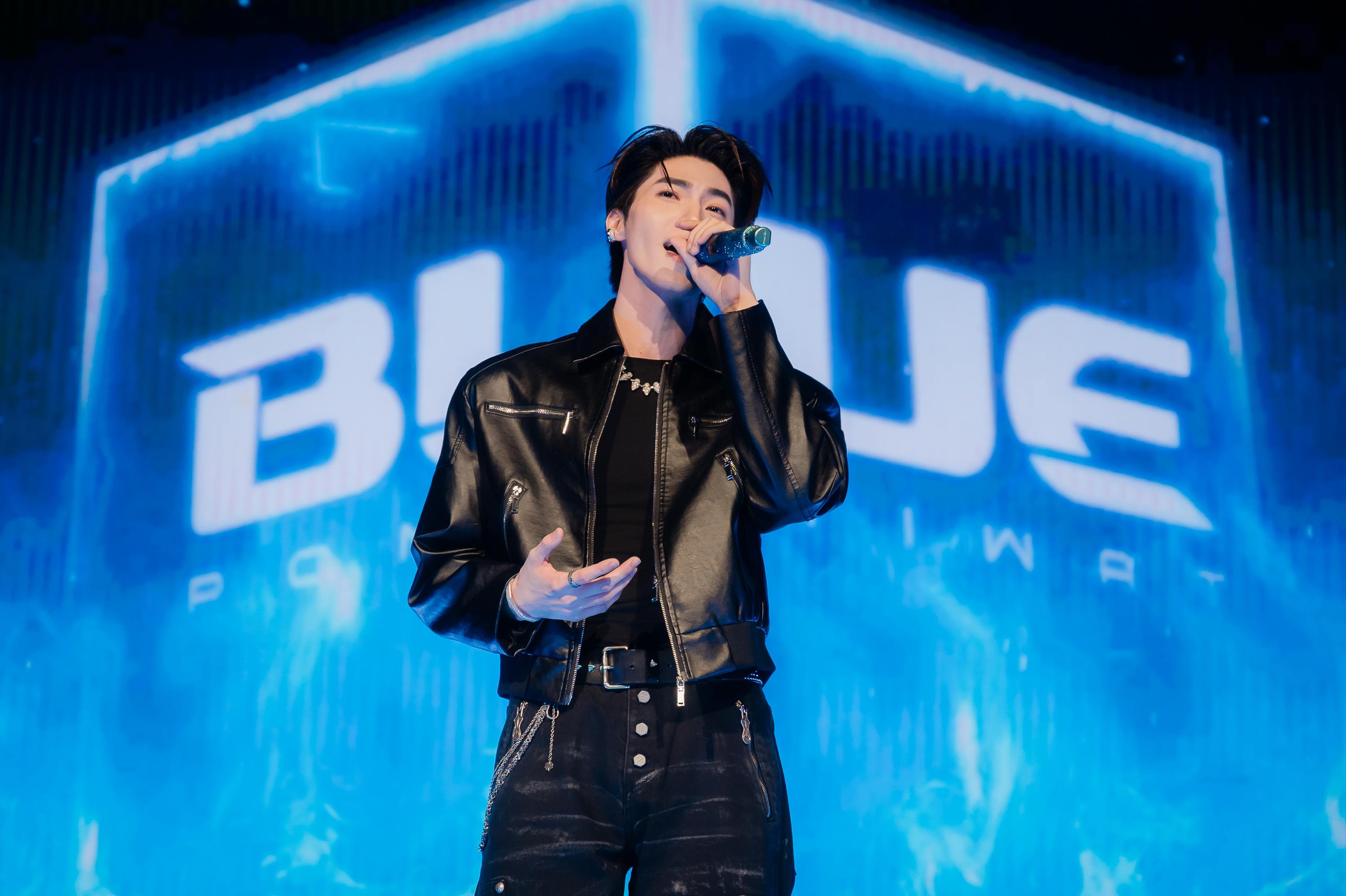 BLUE PONGTIWAT เปิดตัวครั้งแรก “STEP INTO THE BLUE” ก้าวแรกสู่เส้นทาง ...